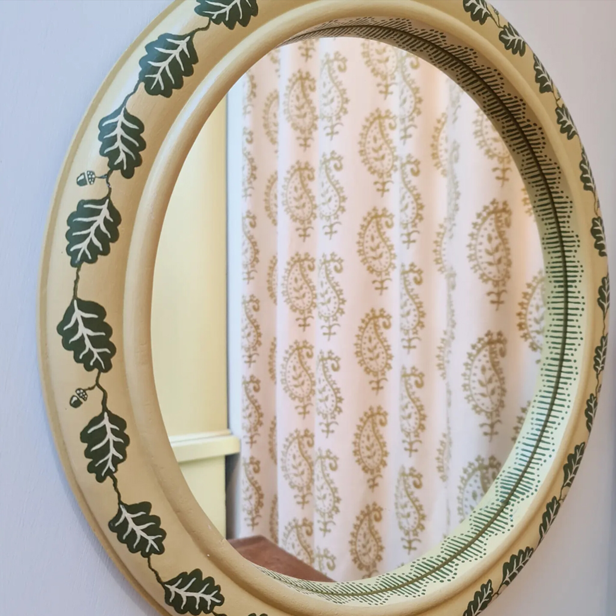Handpainted round mirror oak | Hand Painted Frames